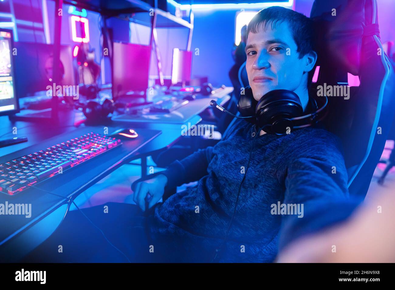 Selfie photo happy professional gamer man smile playing tournaments ...