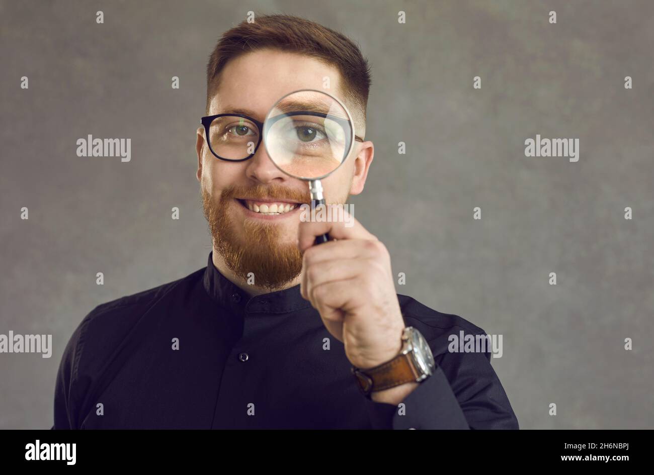 Detective magnifying glass hi-res stock photography and images - Alamy