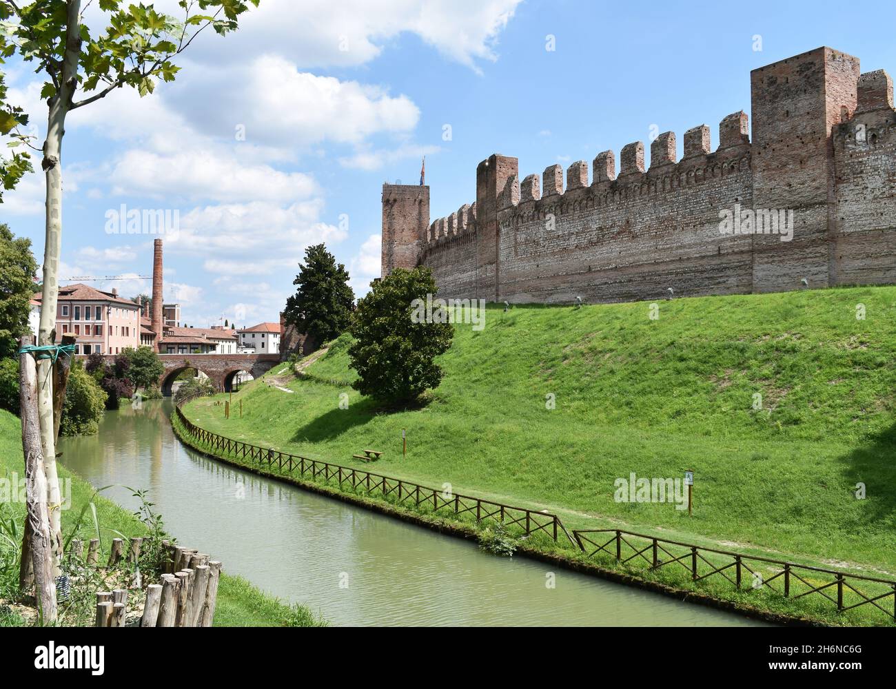 Parapet walk hi-res stock photography and images - Alamy