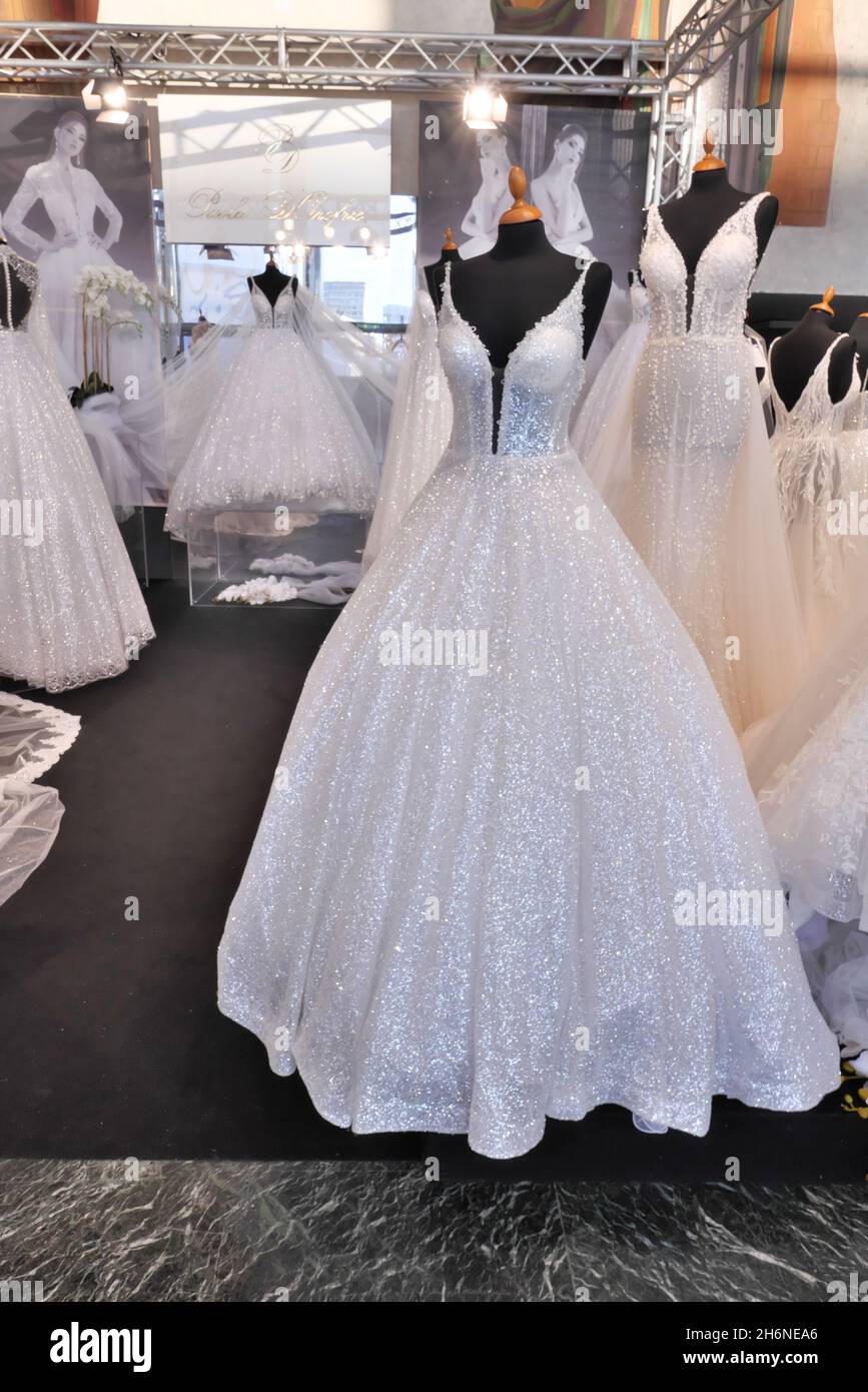 WEDDING DRESSES ON DISPLAY AT FASHION BOUTIQUE Stock Photo - Alamy