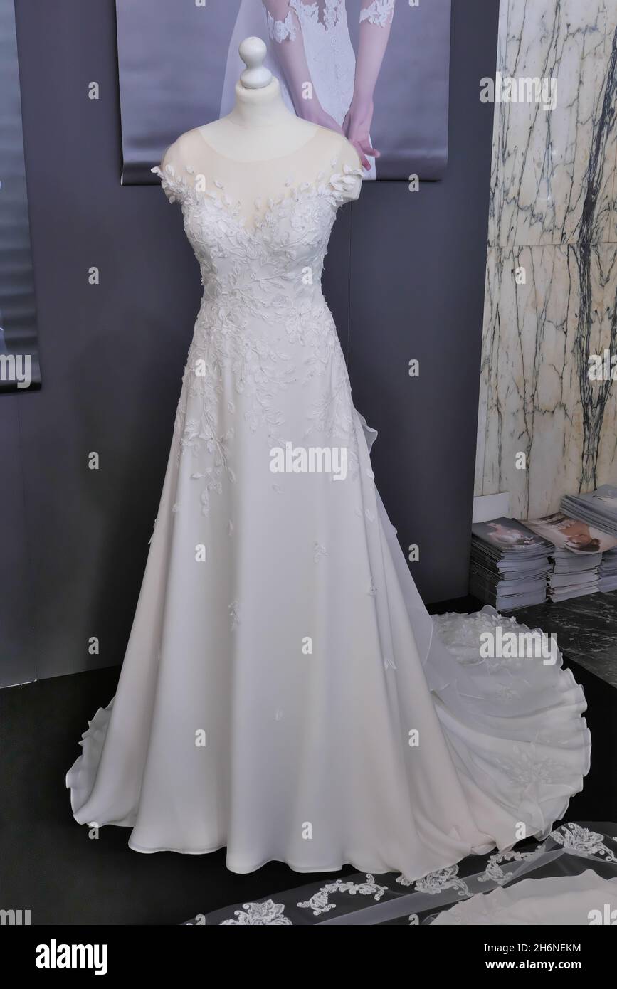 WEDDING DRESSES ON DISPLAY AT FASHION BOUTIQUE Stock Photo - Alamy
