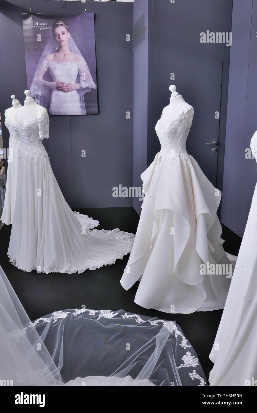 WEDDING DRESSES ON DISPLAY AT FASHION BOUTIQUE Stock Photo - Alamy