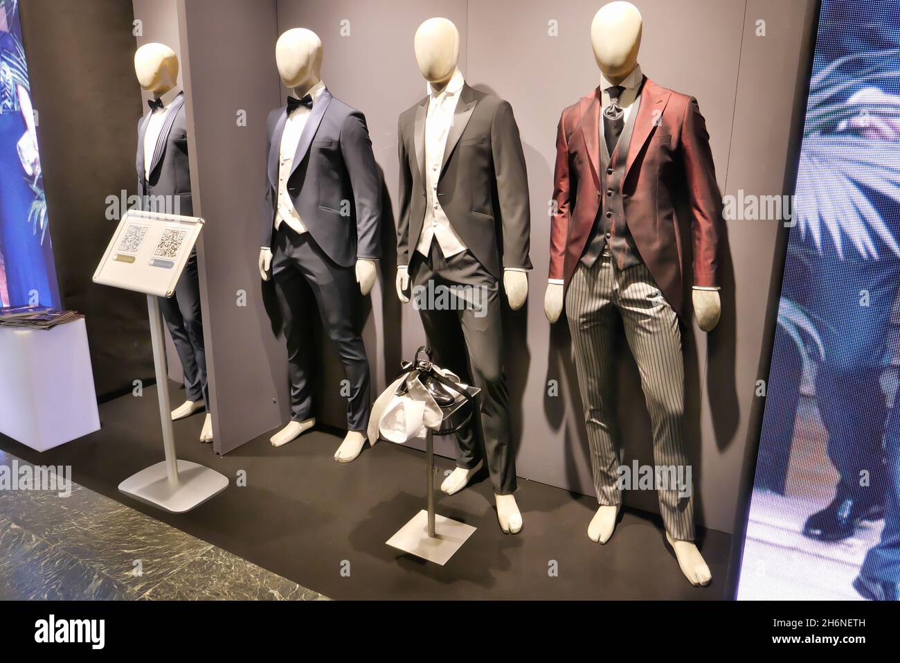 WEDDING DRESSES ON DISPLAY AT FASHION BOUTIQUE Stock Photo - Alamy