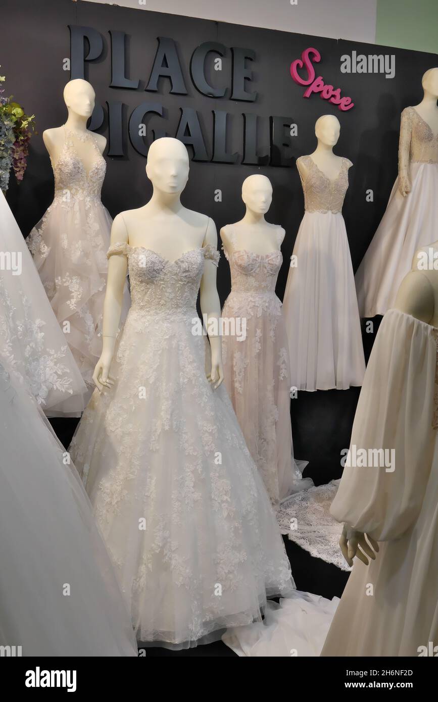 WEDDING DRESSES ON DISPLAY AT FASHION BOUTIQUE Stock Photo - Alamy