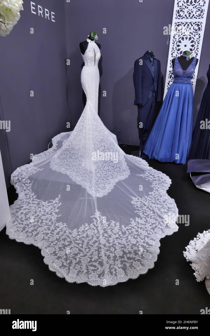 WEDDING DRESSES ON DISPLAY AT FASHION BOUTIQUE Stock Photo - Alamy