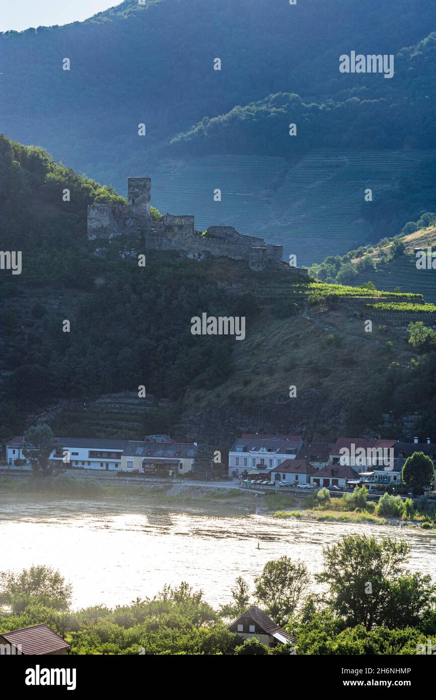 Spitz: castle ruin Hinterhaus, river Donau (Danube) in Wachau ...