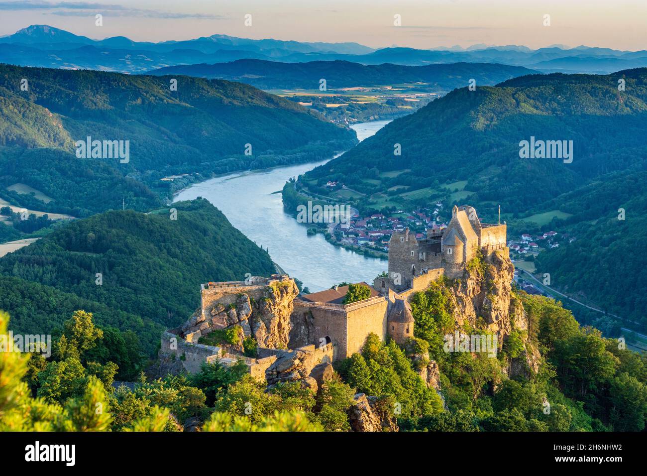 Schönbühel-Aggsbach: ruin Aggstein Castle, river Donau (Danube ...