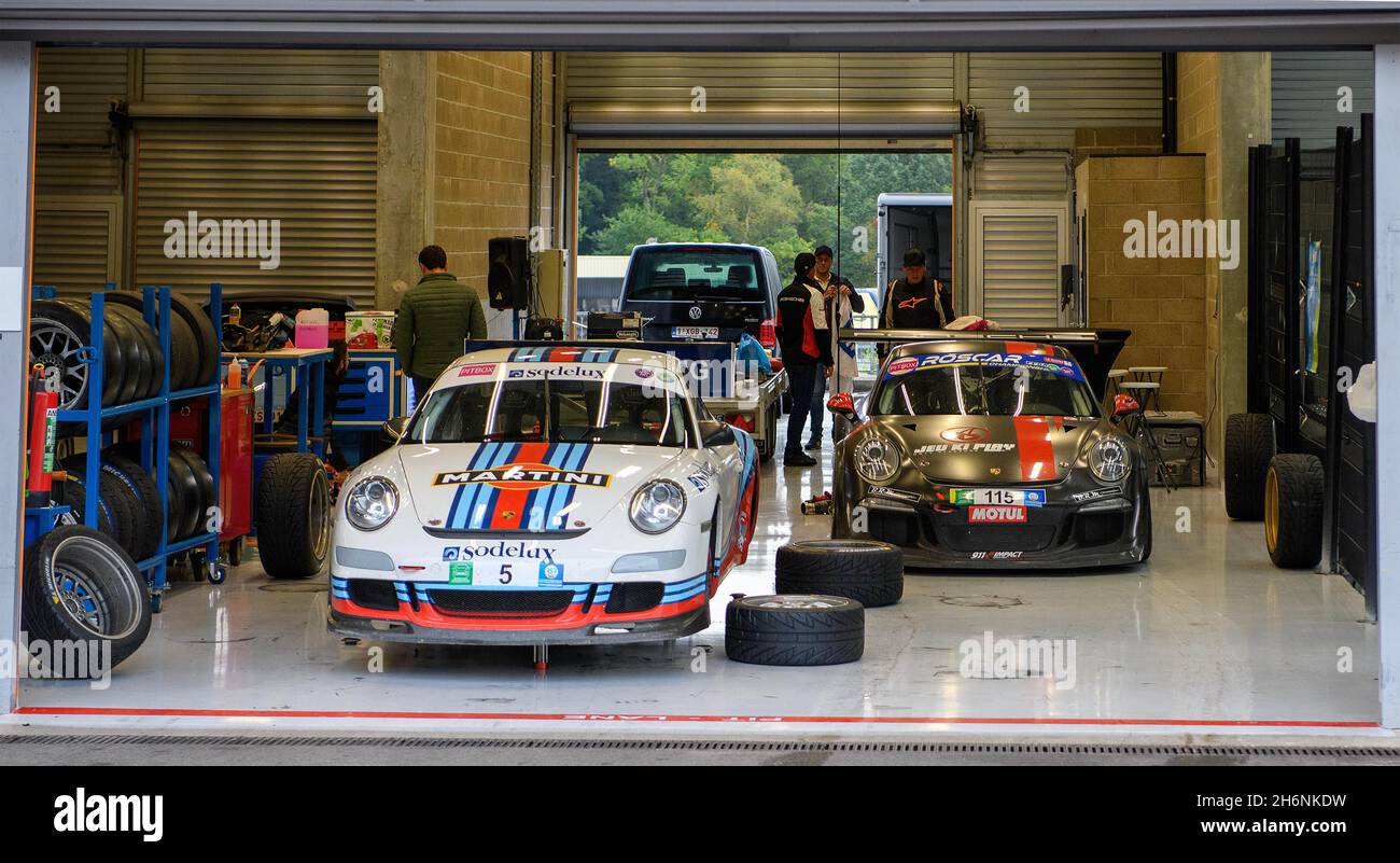 Porsche 911 GT3 changing to rain tyres on trackday in pit of Circuit de ...