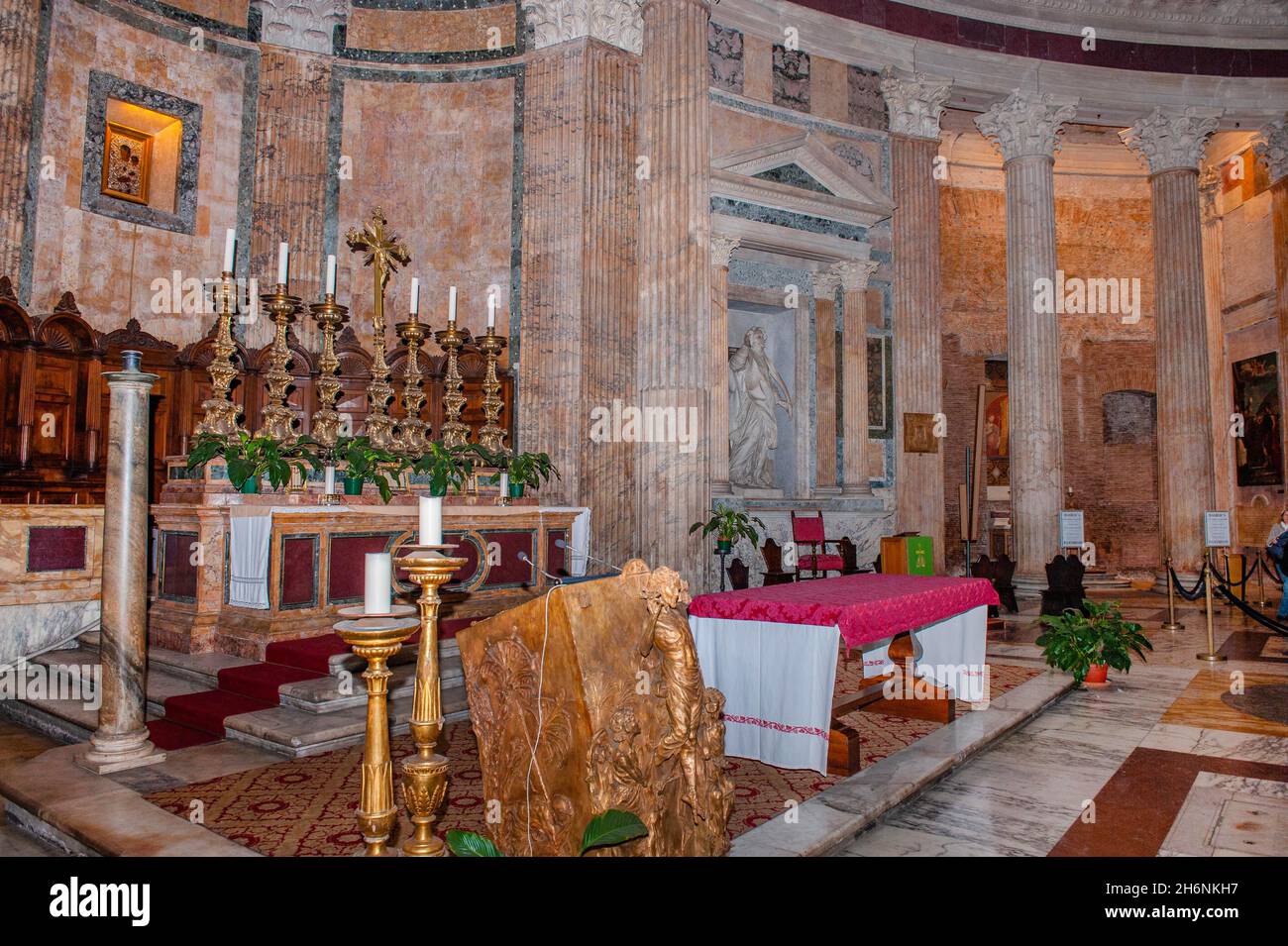Christian altar in ancient Roman temple Pantheon, Rome, Lazio, Italy ...