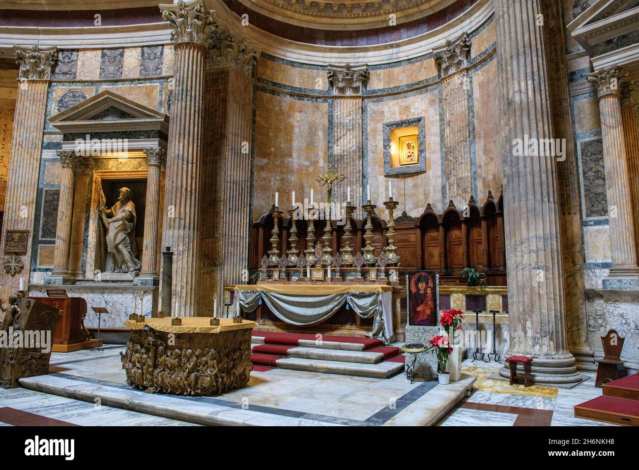 Christian altar in ancient Roman temple Pantheon, Rome, Lazio, Italy ...