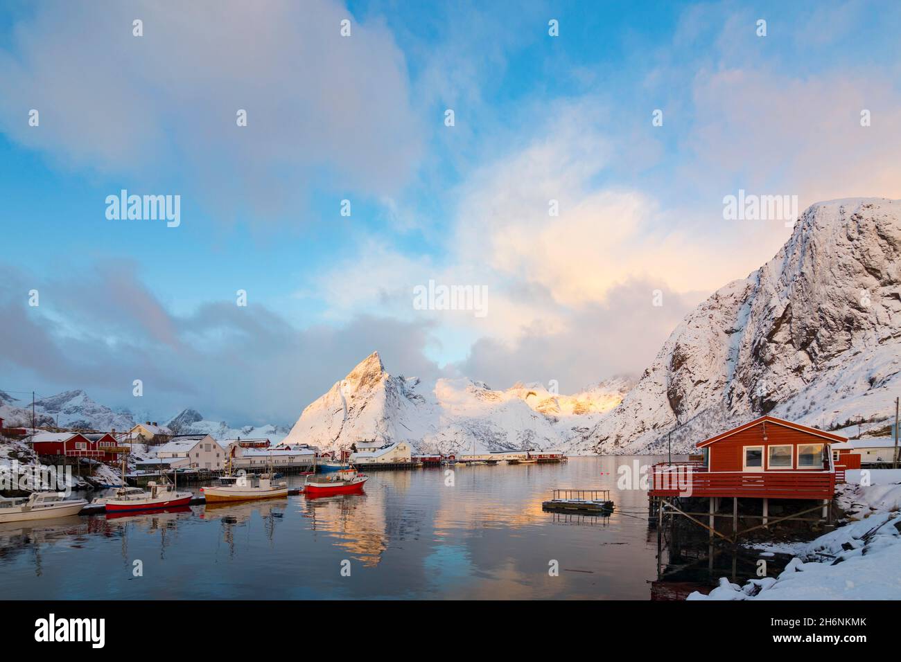 Red wooden houses Rorbu, Rorbu fishermen's cabins, by the Reine Fjord ...