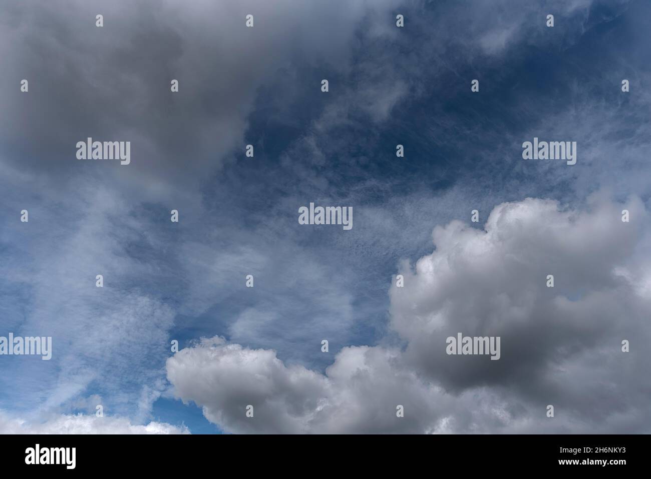 Dramatic rain cloud hi-res stock photography and images - Alamy