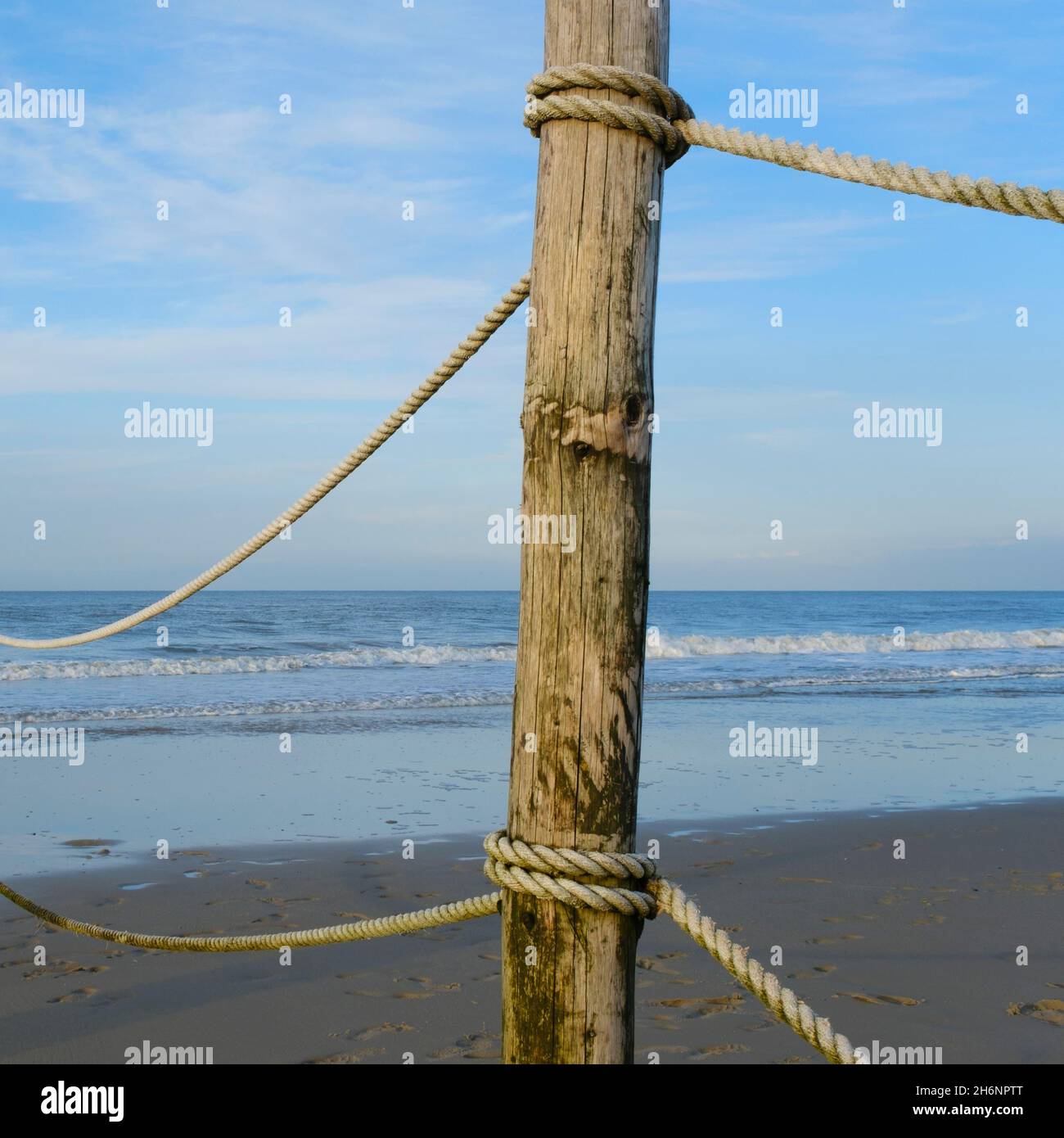 Piling with rope hi-res stock photography and images - Alamy