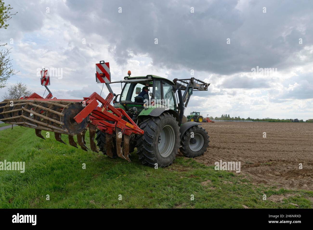 Tractor cultivating, St. Hubert, Kempen, Viersen, North Rhine ...