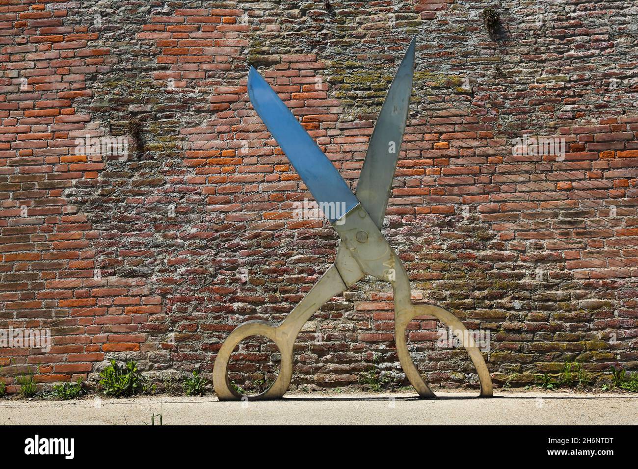 Scissors on the city wall, stainless steel sculpture by Johannes ...
