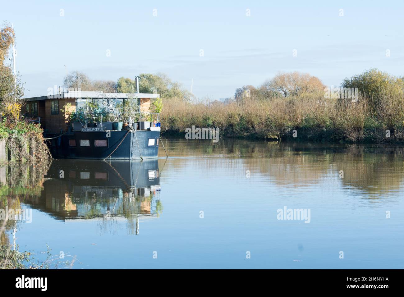 A luxurious houseboat in a prime location at Chiswick Draw Dock ...