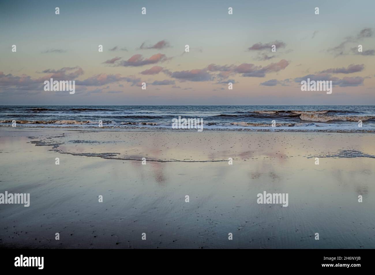 Beach sea waves in sunset hi-res stock photography and images - Alamy