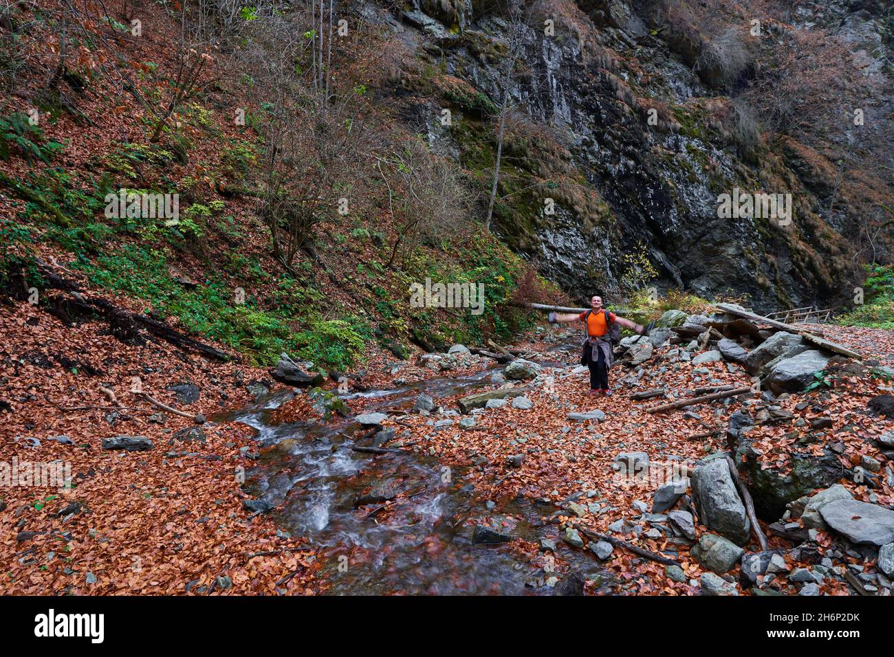 Travel photographer in a beautiful autumnal scene in the mountains ...