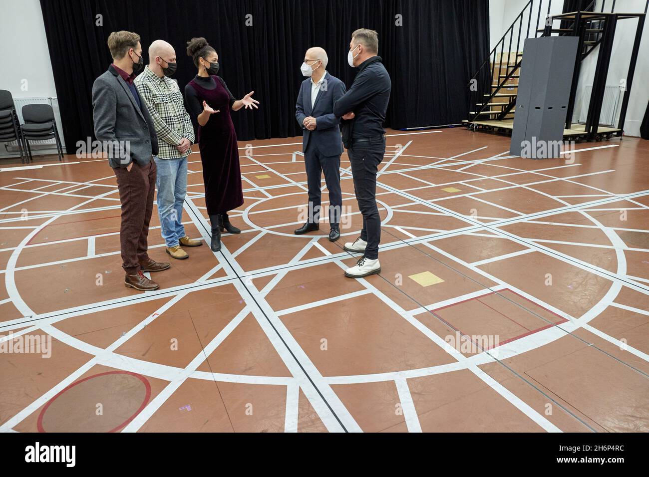 Hamburg, Germany. 17th Nov, 2021. Markus Schöttl (l-r), actor of Harry ...
