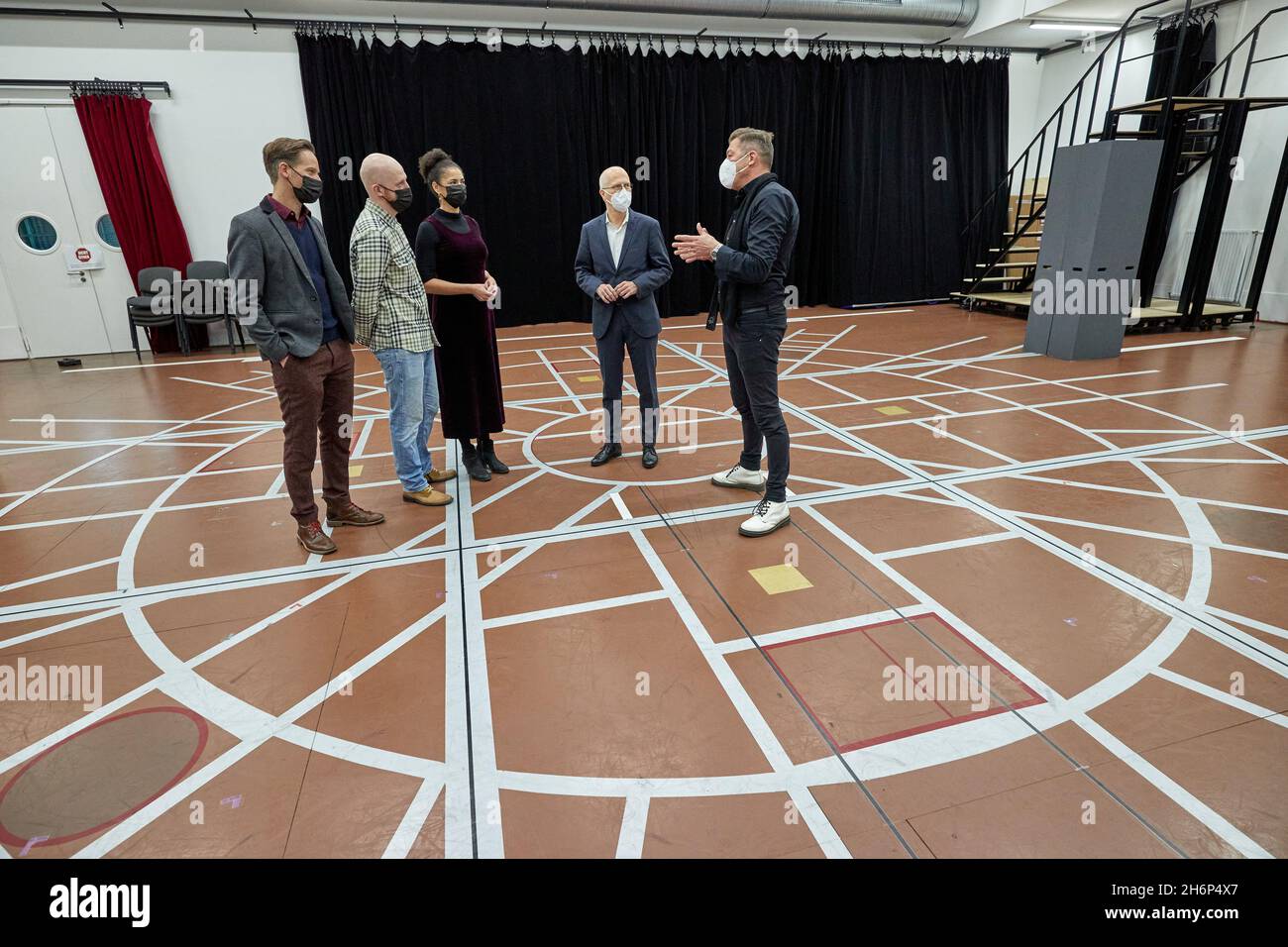 Hamburg, Germany. 17th Nov, 2021. Markus Schöttl (l-r), actor of Harry ...
