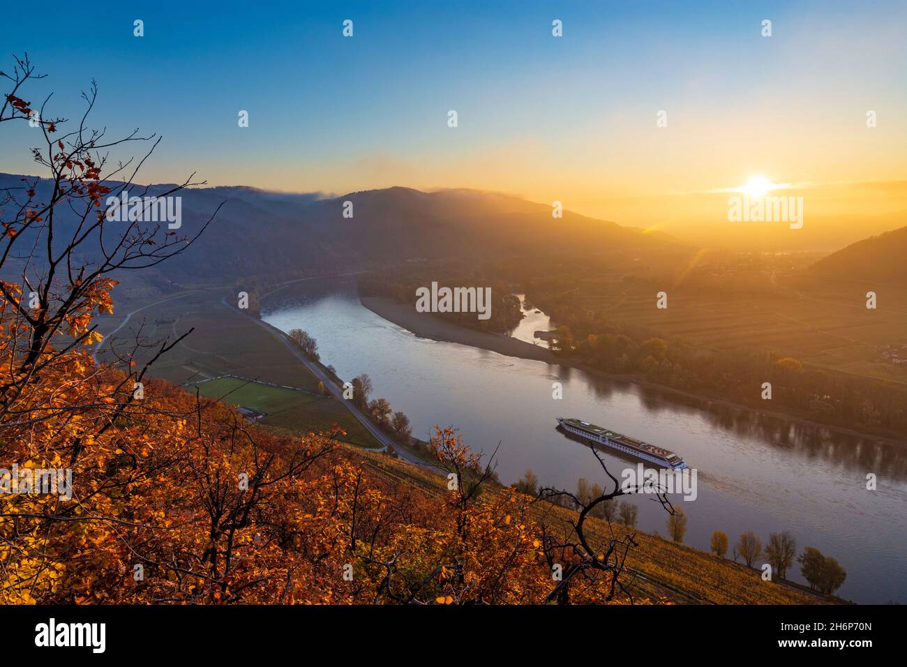 Weißenkirchen in der Wachau: bend of river Donau (Danube) at ...