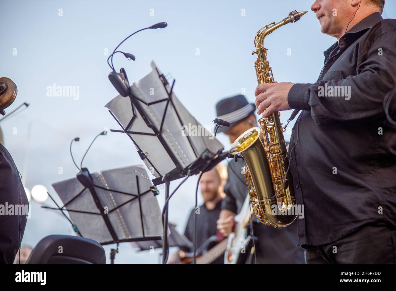 Saxophone musical notes hi-res stock photography and images - Alamy