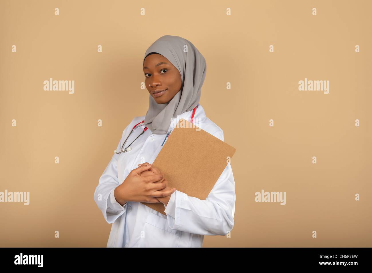 Female muslim doctor hi-res stock photography and images - Alamy