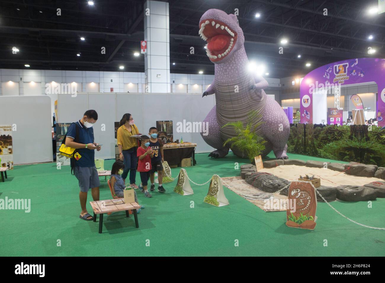 Children digging for fossils hi-res stock photography and images - Alamy