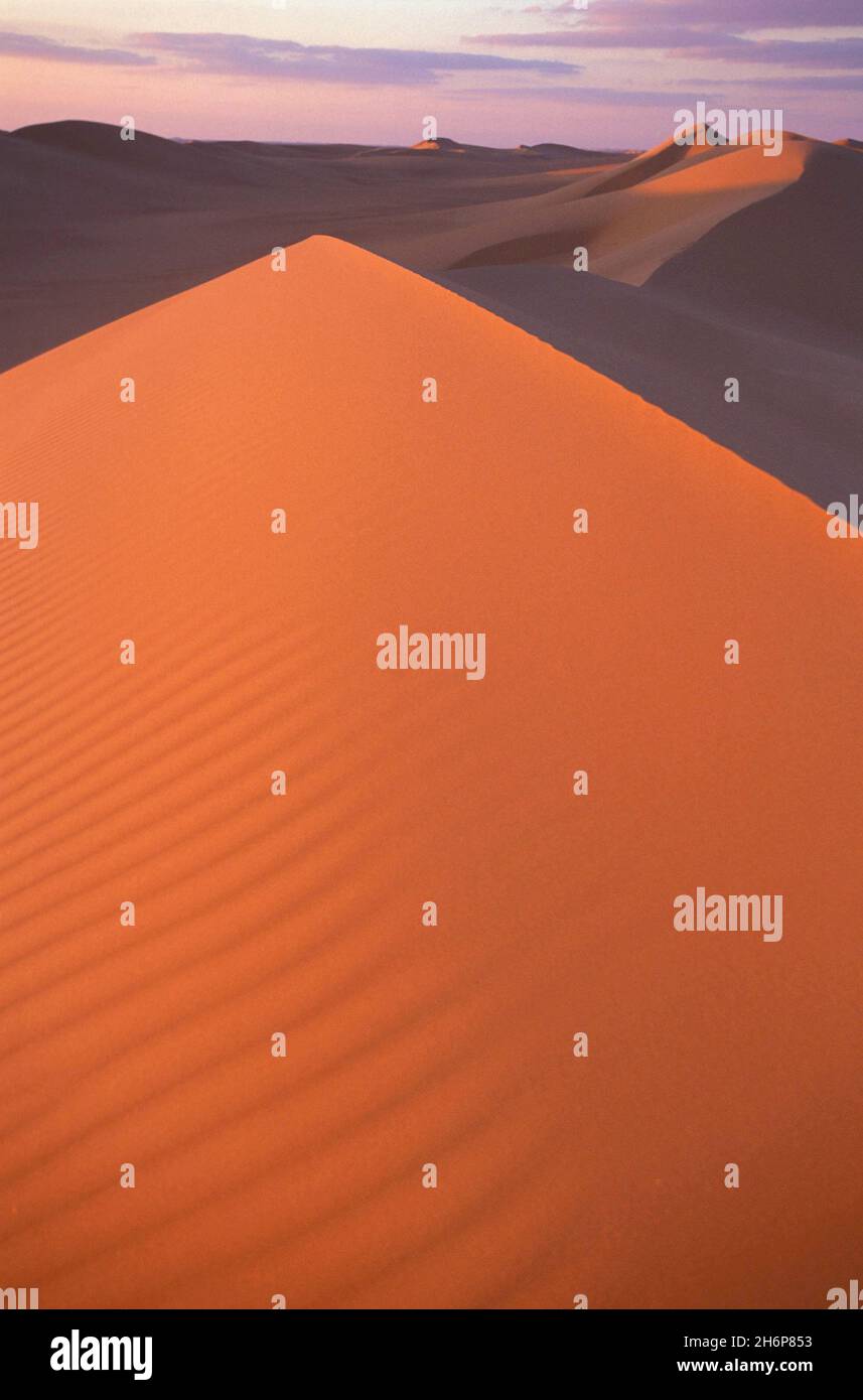 EGYPT. LIBYAN SAHARA, THE WHITE DESERT. SUNSET OVER THE GREAT SAND SEA ...