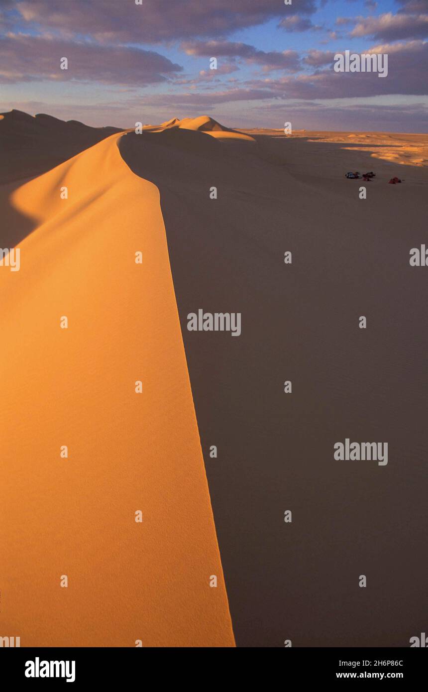 EGYPT. LIBYAN SAHARA, THE WHITE DESERT. SUNSET OVER THE GREAT SAND SEA ...