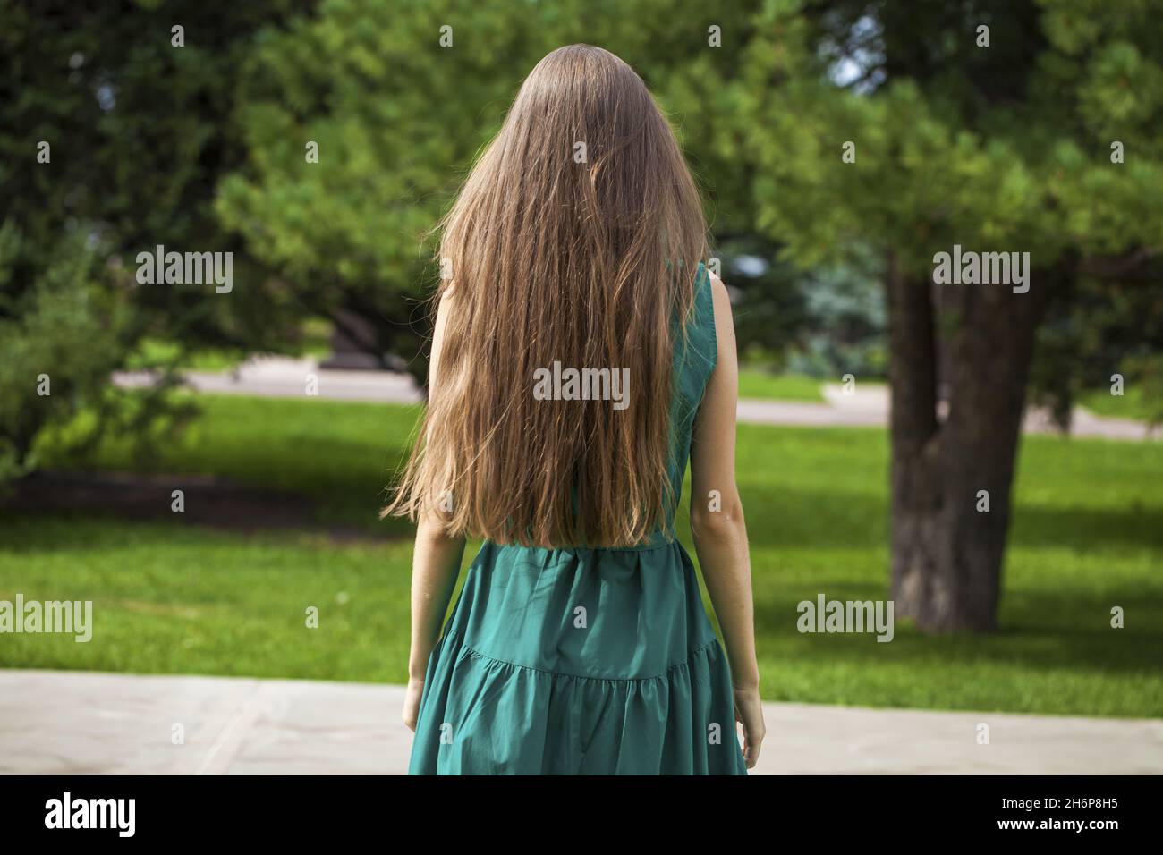 Blonde hair model. Back view blonde girl, summer park outdoor Stock ...