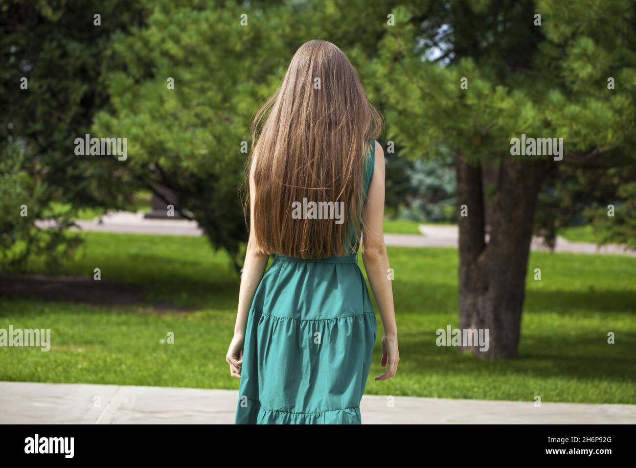 Blonde hair model. Back view blonde girl, summer park outdoor Stock ...