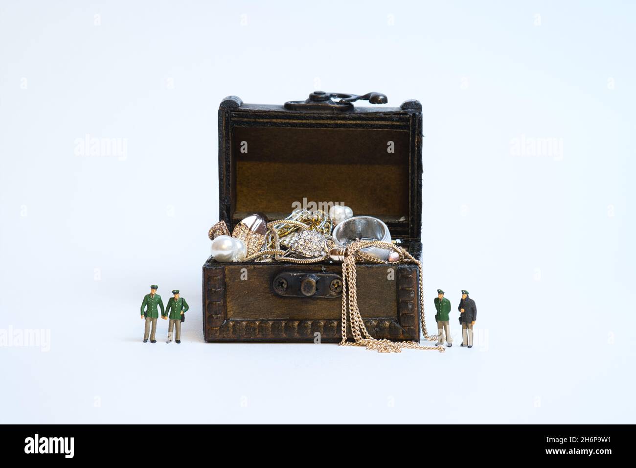 Treasure chest to color hi-res stock photography and images - Alamy