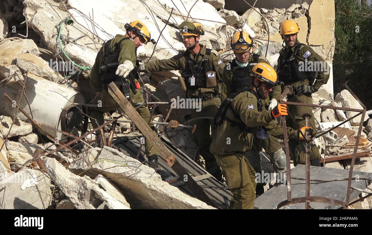 Israeli Soldiers from the rescue unit of the Home Front Command walk ...