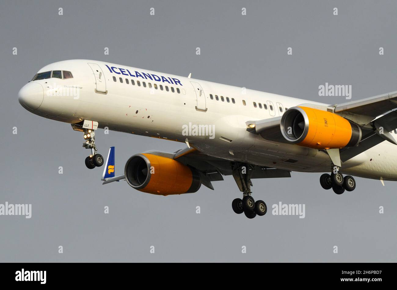 Icelandair Boeing 757 airliner jet plane TF-LLX on finals to land at ...