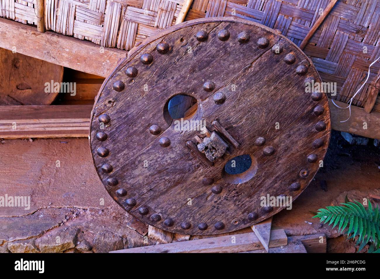 Ancient cart wheel hi-res stock photography and images - Alamy