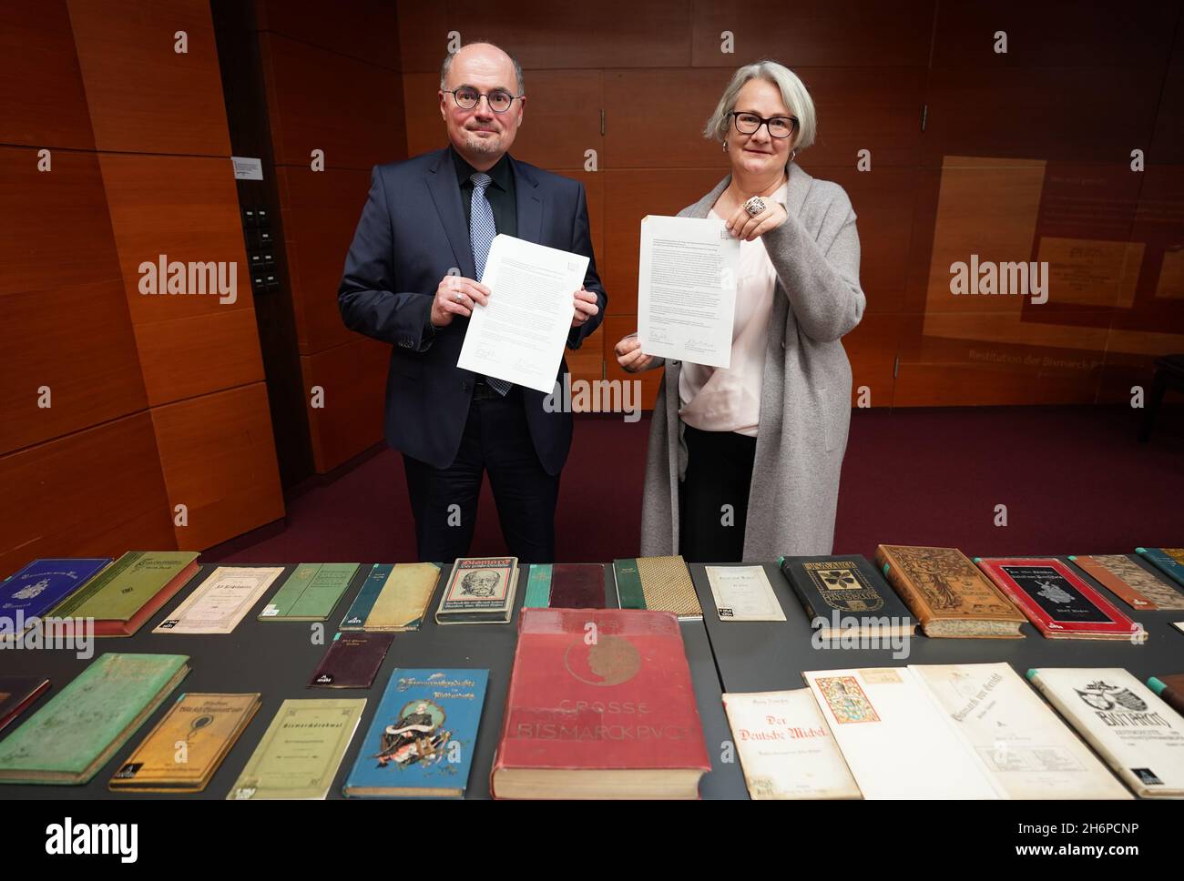 17 November 2021, Hamburg: Regine Schoch, Subject Specialist Friedrich Ebert Foundation, and ...