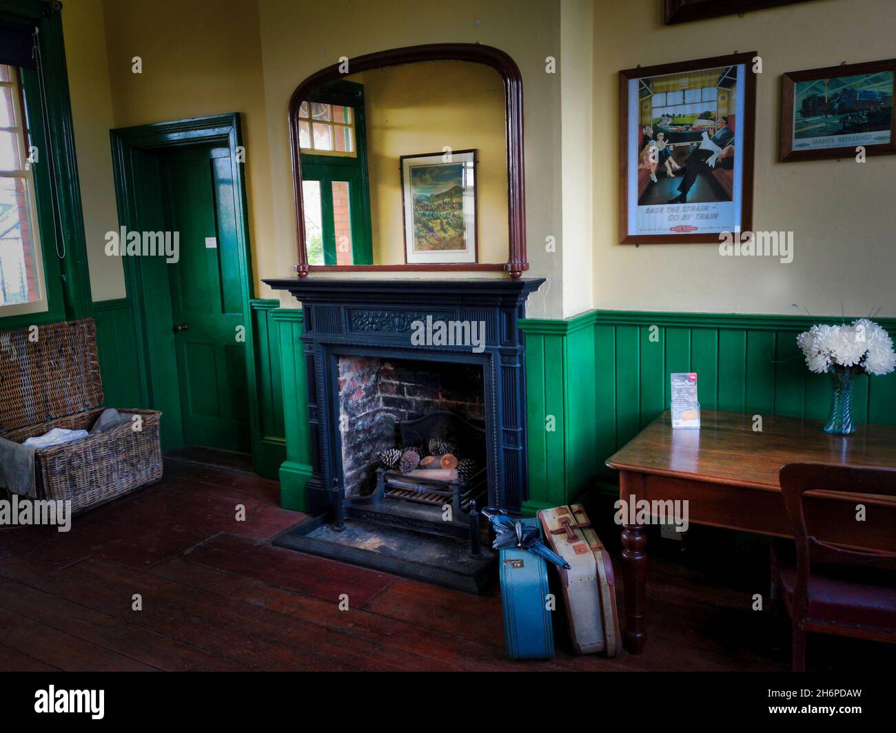 Railway station waiting room hi-res stock photography and images - Alamy
