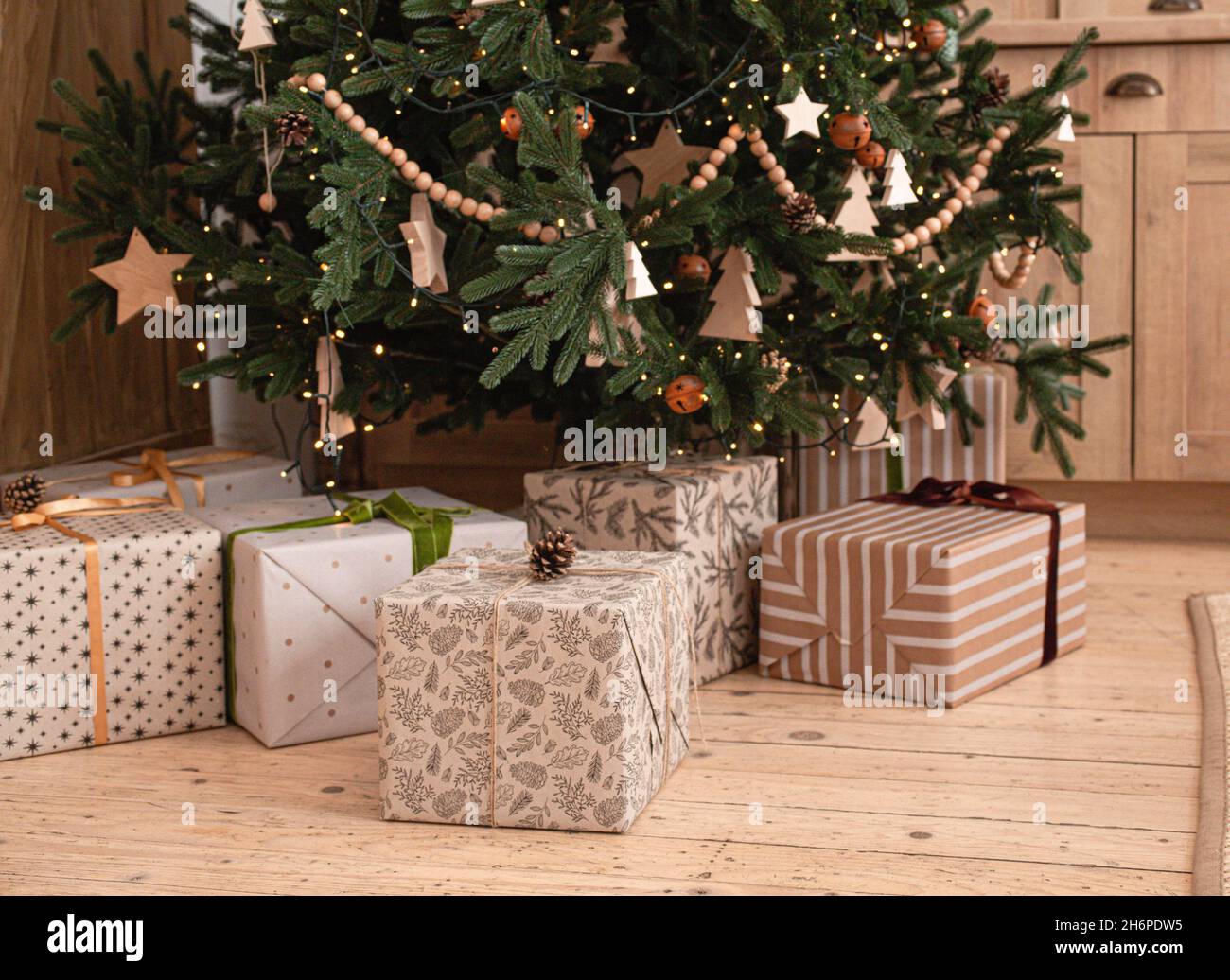 Open presents under tree hi-res stock photography and images - Alamy