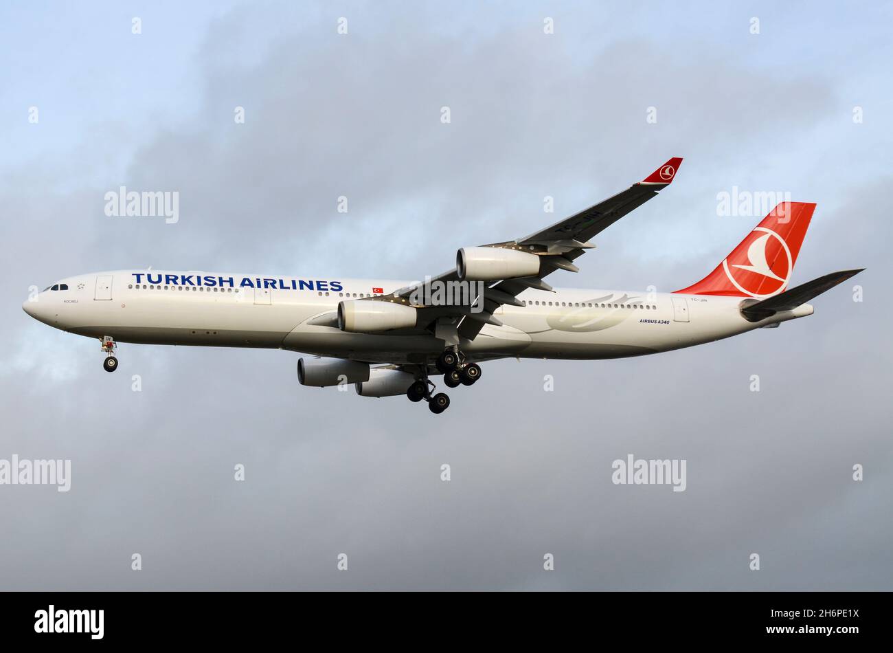 Turkish Airlines Airbus A340 airliner jet plane TC-JIH on finals to ...