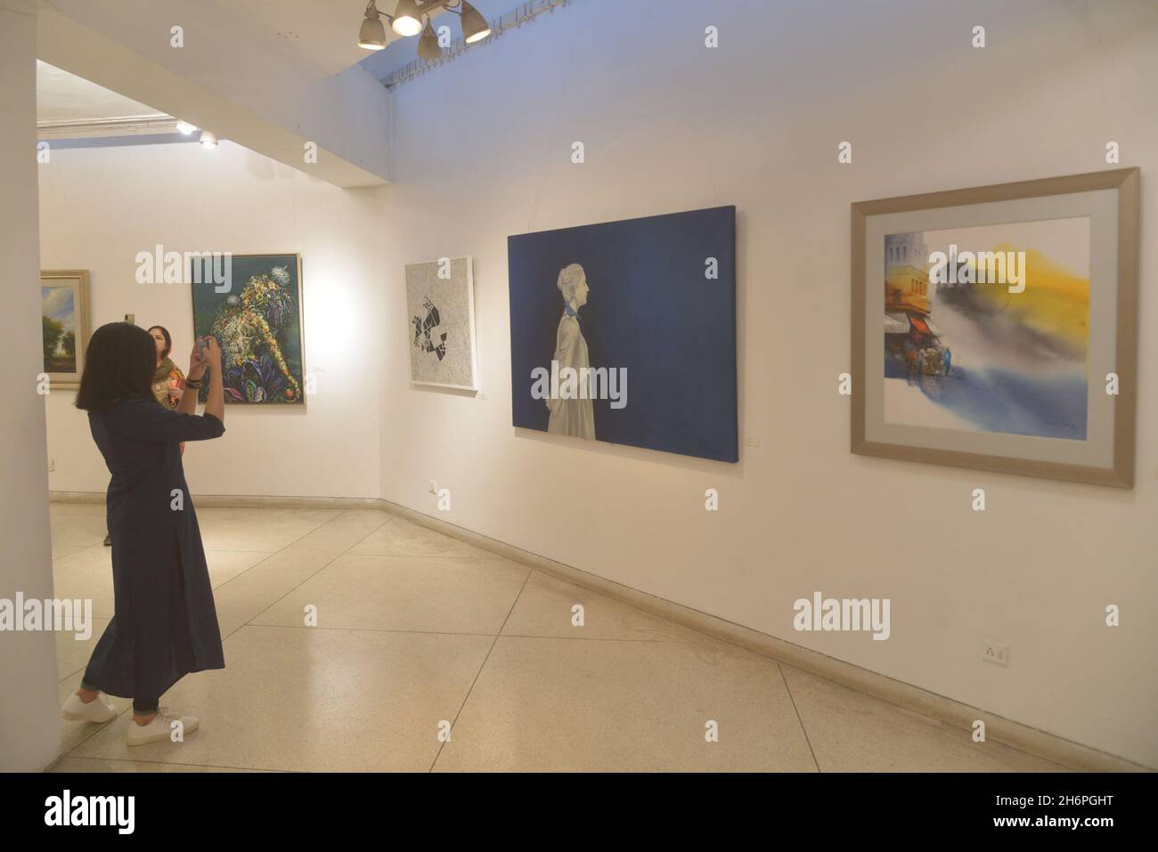 Lahore, Pakistan. 16th Nov, 2021. Pakistani people are taking keen ...