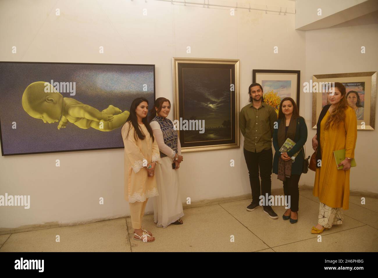 Lahore, Punjab, Pakistan. 16th Nov, 2021. Pakistani people are taking ...