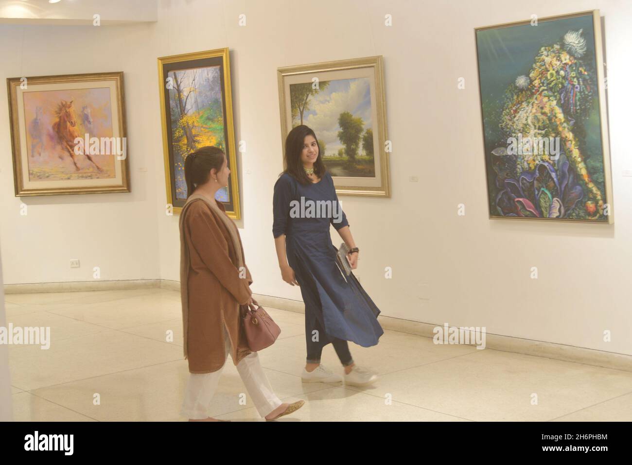 Lahore, Punjab, Pakistan. 16th Nov, 2021. Pakistani people are taking ...