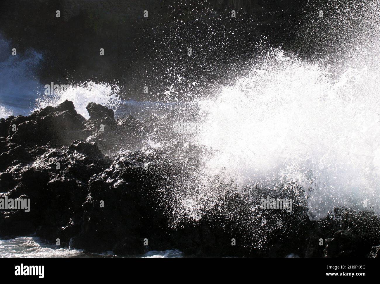 Powerful ocean waves hitting hi-res stock photography and images - Alamy