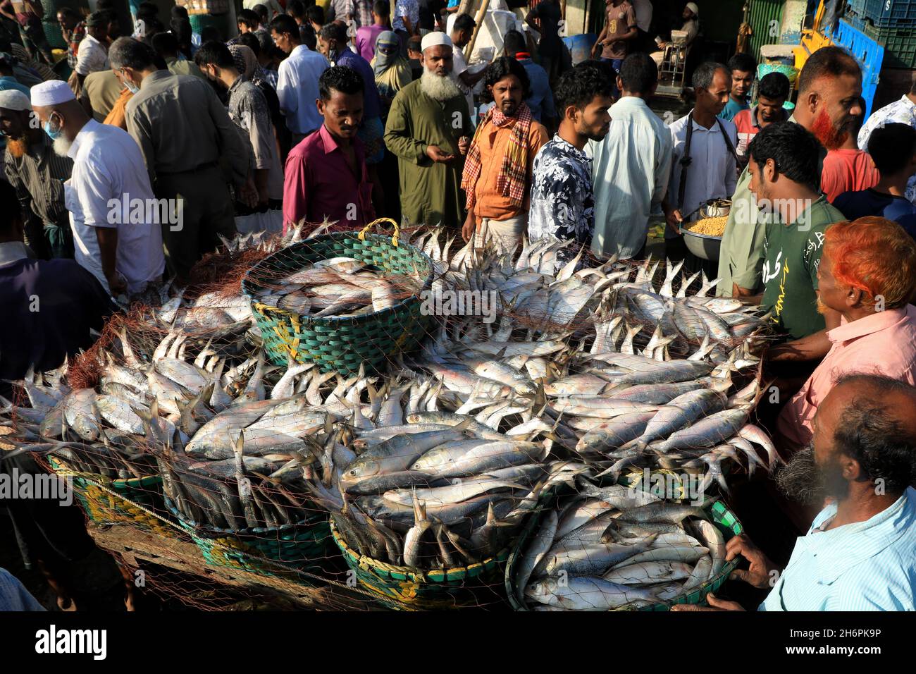 Chittagong, Bangladesh. 17th Nov, 2021. Vendors sell fish at Fishery ...