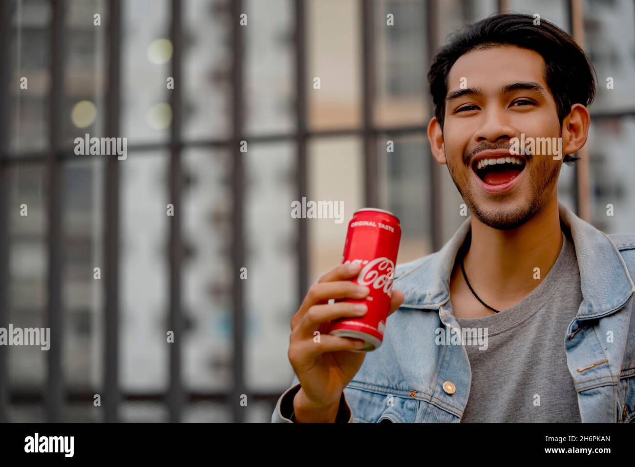 Coca cola can and hand hi-res stock photography and images - Alamy