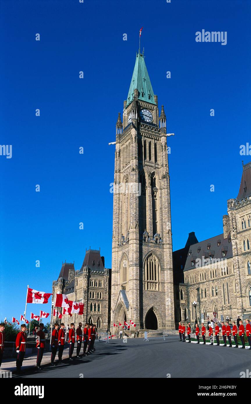 Guards standing in front of the Peace Tower, Canadian Parliament ...