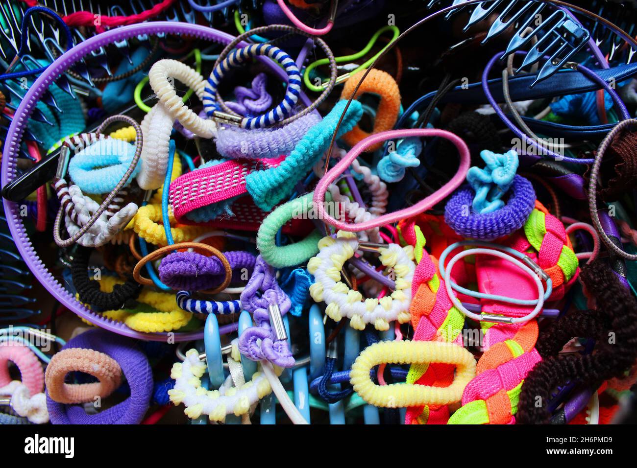 Bunte haarbander hi-res stock photography and images - Alamy
