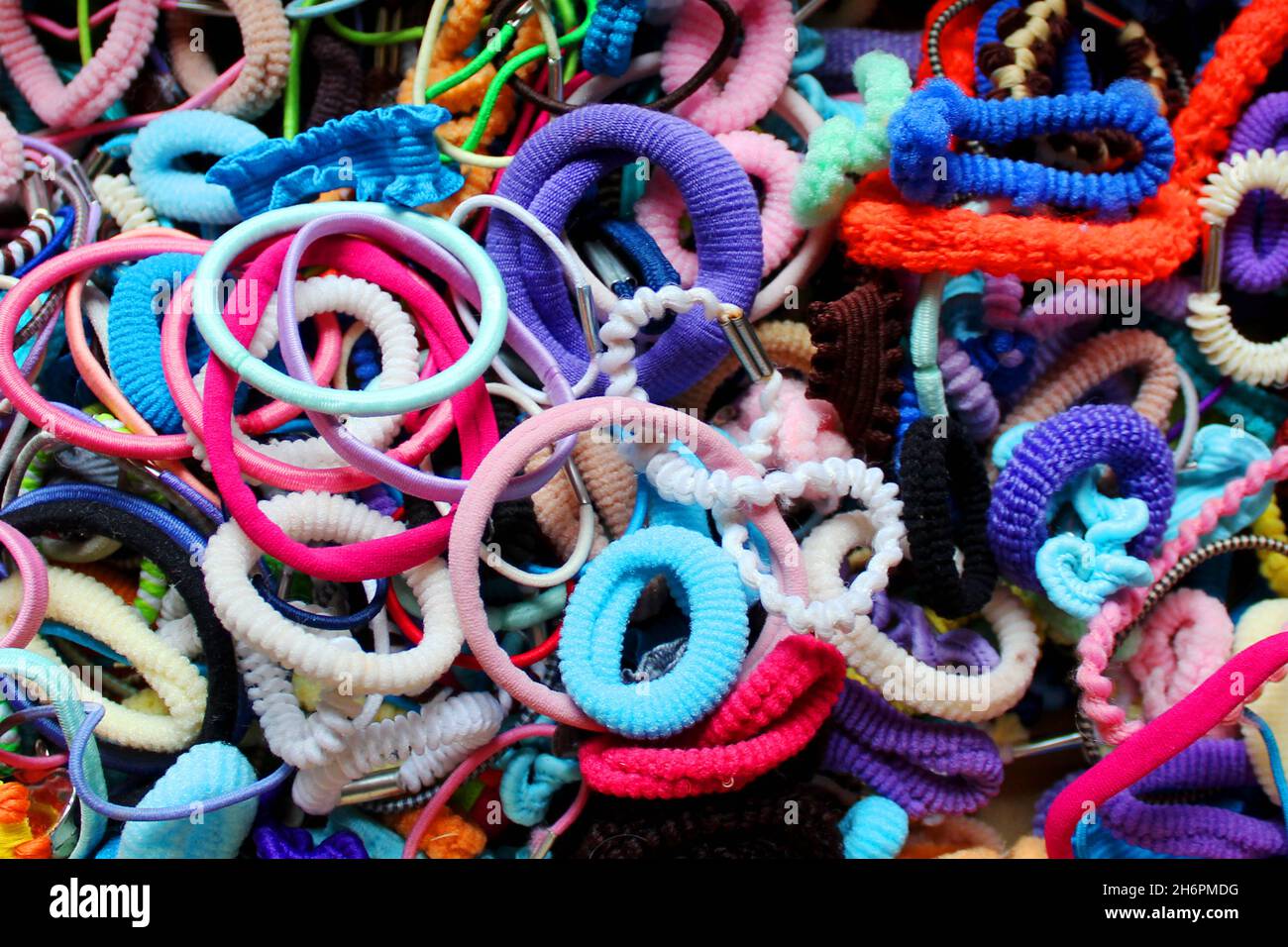 Bunte haarbander hi-res stock photography and images - Alamy