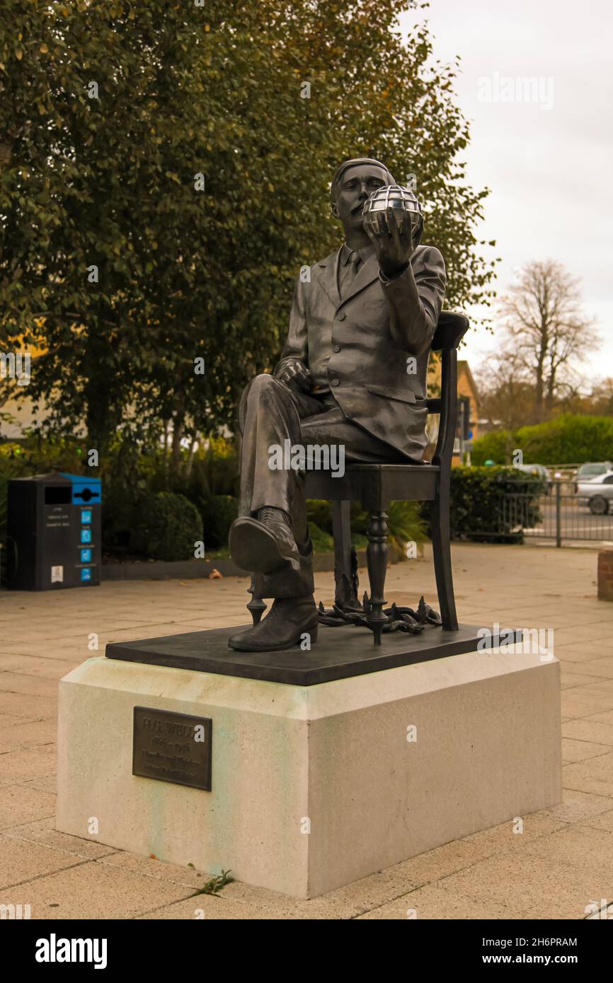 HG Wells sculpture/statue by Wesley Harland in Woking town centre ...